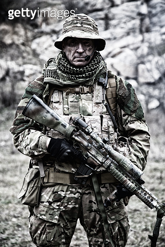 Army special forces veteran with service rifle (1192563453) - 게티이미지뱅크