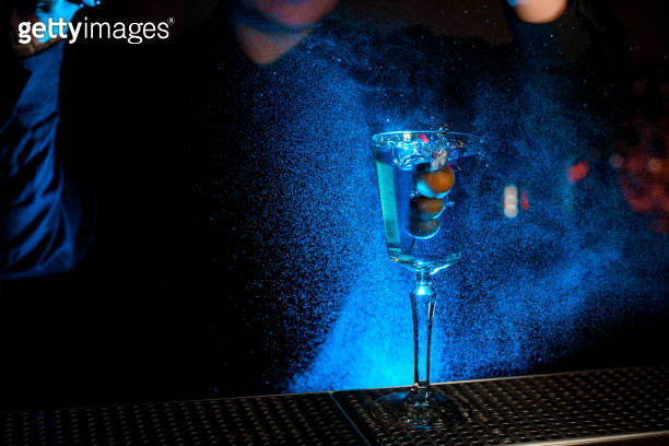 Bartender prepares alcohol drink using bar sprayer (1192146304) - 게티이미지뱅크