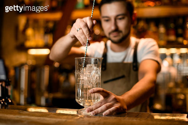 Bartender pouring cocktail with long bar spoon 이미지 (1189225632) - 게티이미지뱅크
