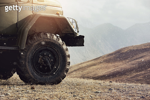 Close up off-road 4x4 car wheel 이미지 (1182378597) - 게티이미지뱅크