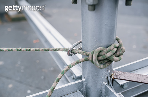 Metal pipe tied by synthetic rope for industrial mountaineering 이미지 ...