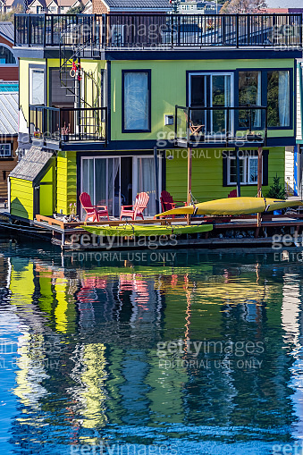 Float Home/ floating house on the waterfront at Fishermans Wharf in ...