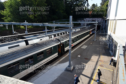 Zurich Enge Railway Station Platform (1183963377) - 게티이미지뱅크