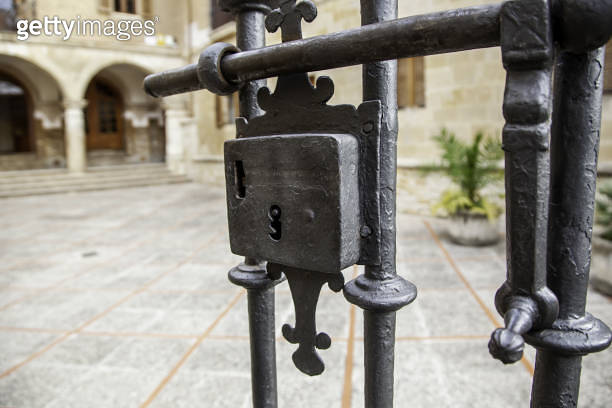 Old metal lock on a door 이미지 (1185261875) - 게티이미지뱅크