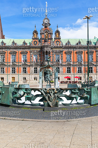 Stortorget, Great Square with historic Town Hall and fountain, Malmo ...