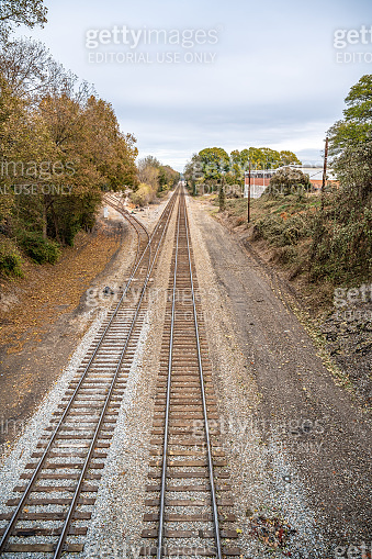 Railroad tracks running into the distance in Spartanburg. 이미지 ...