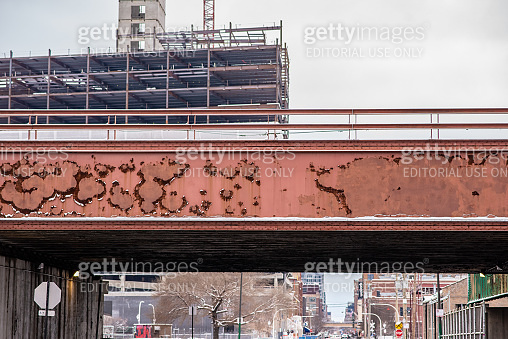 Rusting bridge Downtown Chicago in winter 이미지 (1096273922) - 게티이미지뱅크
