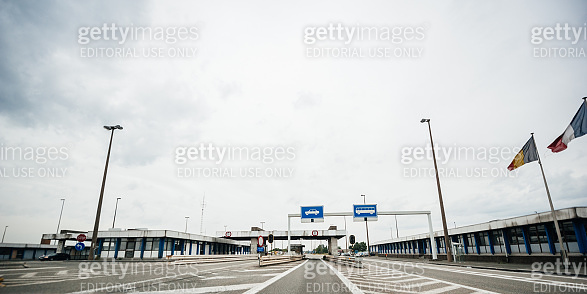 Passenger POV at the customs border buildings 이미지 (1181690457) - 게티이미지뱅크
