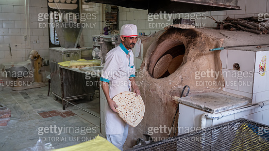 Local bakery man preparing the traditional bread, Abyahen, Iran 이미지 ...
