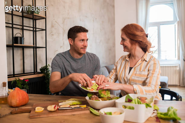 Happy couple composting their organic garbage 이미지 (1189959880) - 게티이미지뱅크
