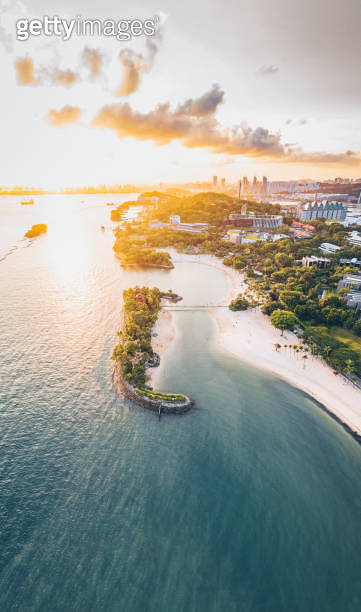 Sentosa Beach in Singapore at sunset 이미지 (1172210756) - 게티이미지뱅크
