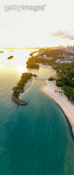 Sentosa Beach in Singapore at sunset 이미지 (1156301096) - 게티이미지뱅크