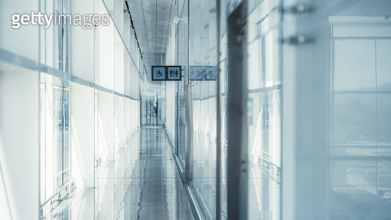 A long modern glass hall 이미지 (1152720115) - 게티이미지뱅크