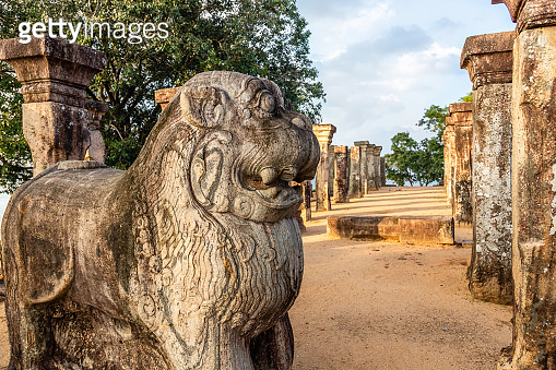 Lions statues at Nissanka Malla King’s audience hall, Polonnar 이미지 ...