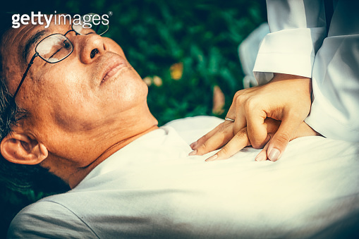 Doctor helping fainted senior man on the ground. (1124293760) - 게티이미지뱅크