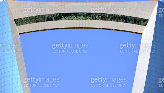 Kingdom Centre tower and blue sky - view of the skybridge, Riyadh ...