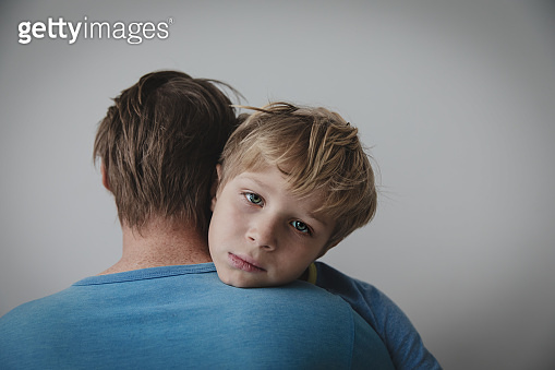 Father comforting sad child, stressed son hug dad (1135477572) - 게티이미지뱅크