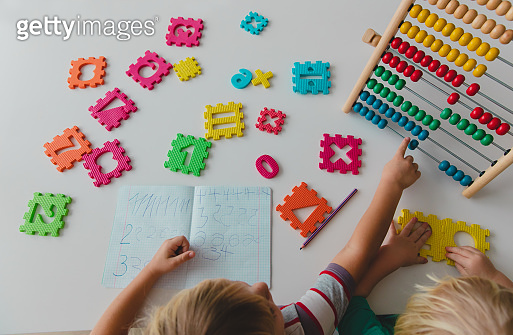 little girls learn to write and culculate numbers 이미지 (1127962715) - 게티 ...