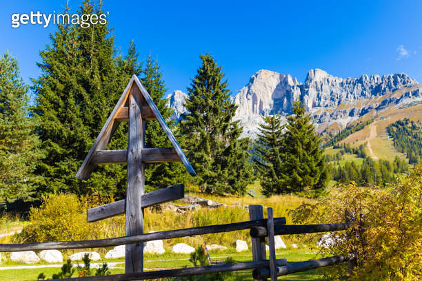 Alpine village of Carezza in the Dolomites (1183536044) - 게티이미지뱅크