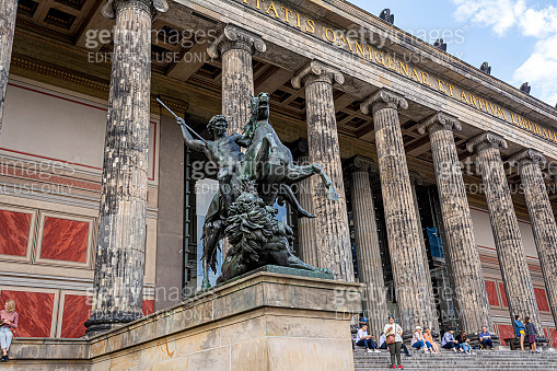 Statue at Altes Museum. German Old Museum at Berlin, Germany 이미지 ...