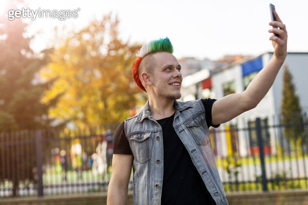 Young punk man with smart phone 이미지 (1178343190) - 게티이미지뱅크