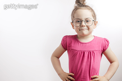 Cute ginger good looking little girl standing with hands on hips. 이미지 ...