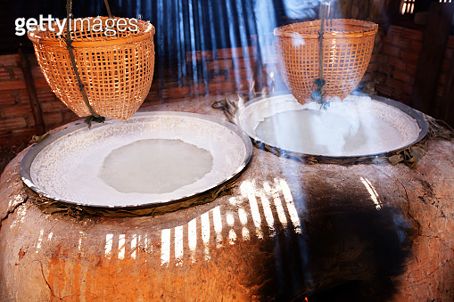 Ancient method of boiling brine into pure salt. (1178146391) - 게티이미지뱅크