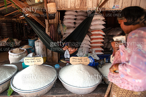 Khmer young boy waiting for selling rice at the local market. 이미지 ...