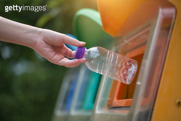 Close up hand throwing empty plastic bottle into the trash, recycling concept 이미지 (1168116008 ...