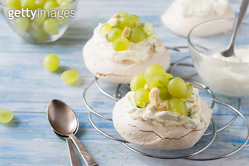 Grapes cream meringue on wooden table (1132332198) - 게티이미지뱅크