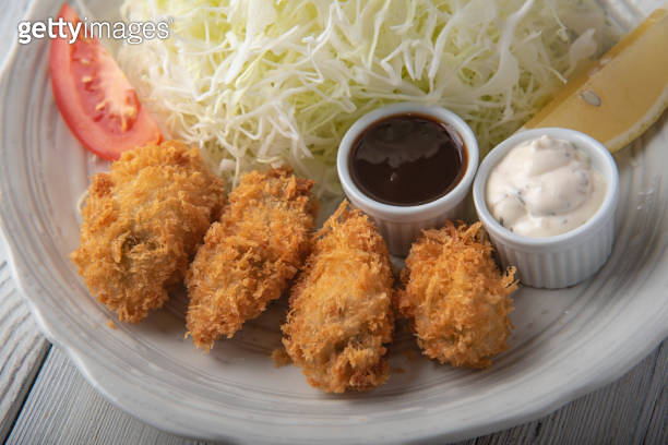 Kaki-Furai, japanese fried oyster with cabbage 이미지 (1183405485) - 게티이미지뱅크
