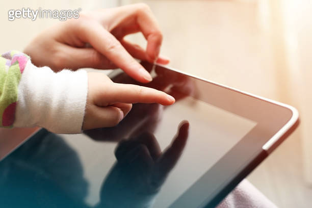 Mother and Child Using Digital Tablet Together 이미지 (1187583346) - 게티이미지뱅크