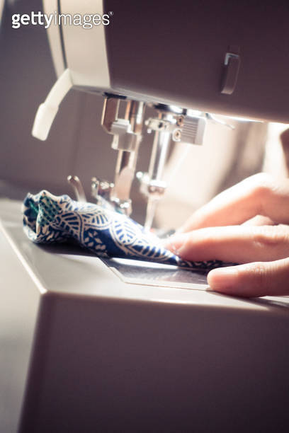 Close-up of Tailor at Work on Sewing Machine 이미지 (1191798287) - 게티이미지뱅크