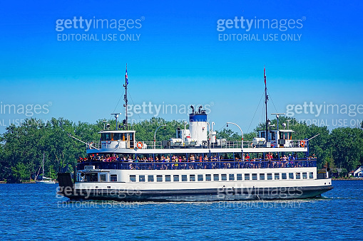 Toronto Islands Ferry bringing passengers to the Central Toronto ...