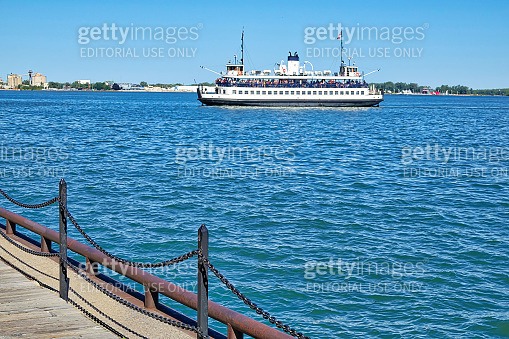 Toronto Islands Ferry bringing passengers to the Central Toronto ...