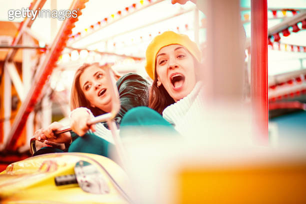 We gonna have fun at amusement park 이미지 (1136911277) - 게티이미지뱅크