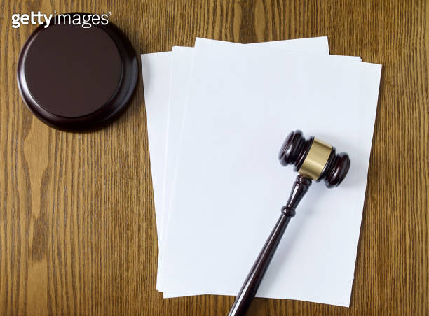 Judge gavel and blank paper 이미지 (1145031917) - 게티이미지뱅크
