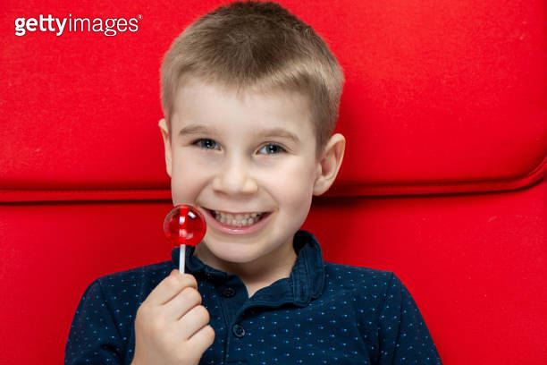 Little Boy Eating Red Lollipop 이미지 (1140339115) - 게티이미지뱅크