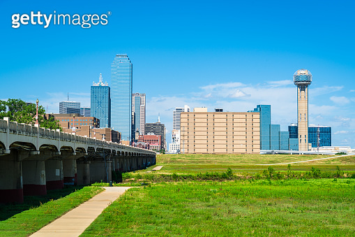Dallas Texas green landscape across park downtown skyline view 이미지 ...