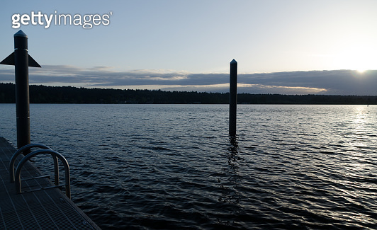 Sunset behind post of the dock at Sammamish Landing, Washington 이미지 ...