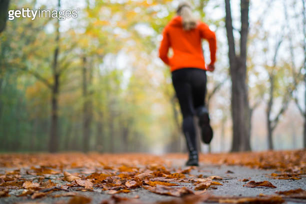 blurred jogging running woman in park focus on foreground 이미지 ...