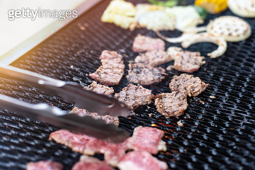 people grilling beef on a barbecue 이미지 (1189001638) - 게티이미지뱅크