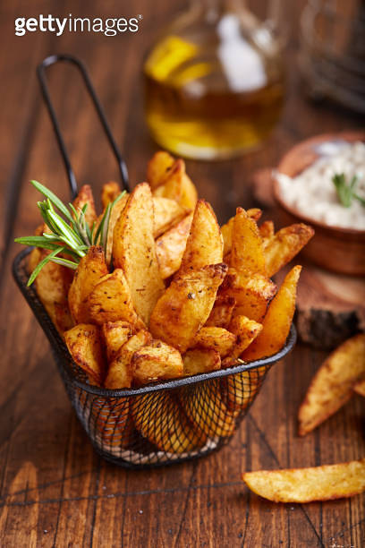 Potato wedges baked with rosemary. Fast food. 이미지 (1182303789) - 게티이미지뱅크