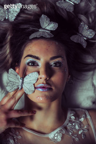 Female Model With Butterfly Decorations 이미지 (1193564731) - 게티이미지뱅크
