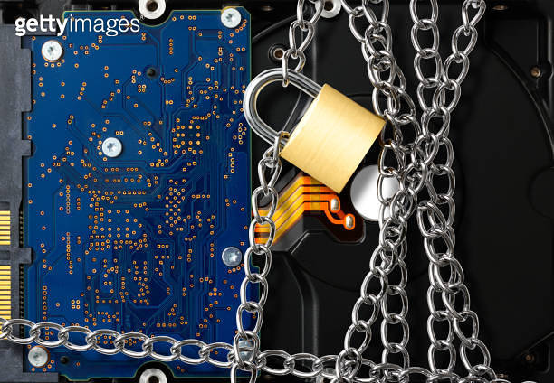 Hard disk drive with a locked padlock and chain (1188322769) - 게티이미지뱅크