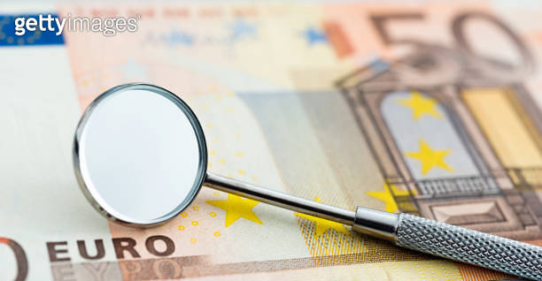 Angled mirror and European paper currency 이미지 (1177670111) - 게티이미지뱅크