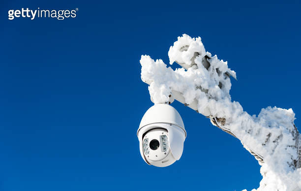 CCTV security camera covered by snow in winter 이미지 (1192492909) - 게티이미지뱅크