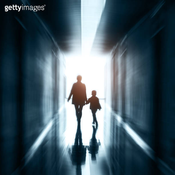 Profile of mother and son walking into the light 이미지 (1133493198) - 게티이미지뱅크