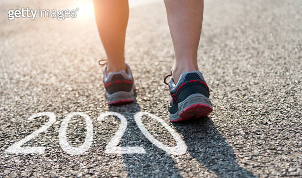 Woman feet and number 2020 on the road 이미지 (1150189630) - 게티이미지뱅크