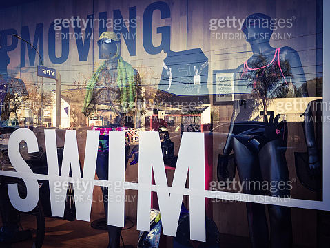 Swimwear displayed at store window 이미지 (1180961366) - 게티이미지뱅크